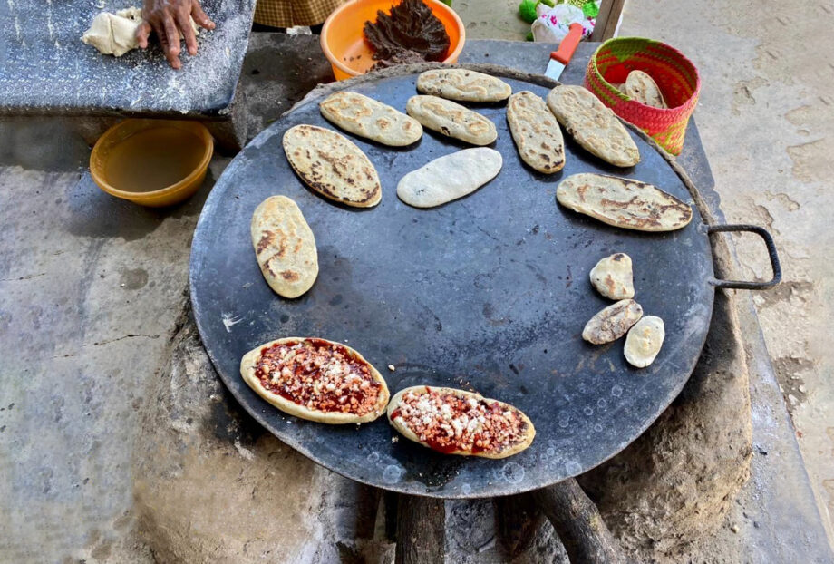 Tlacoyos - Tradiciones y Comidas